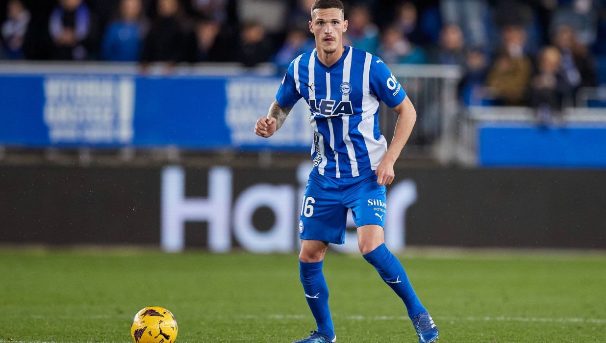 El Deportivo Alavés prevé volver a beneficios este curso tras reducir ...