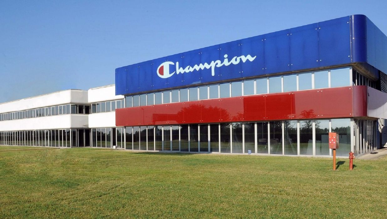 Authentic Brands ultima la compra de Champion por más de 1.000 millones de dólares