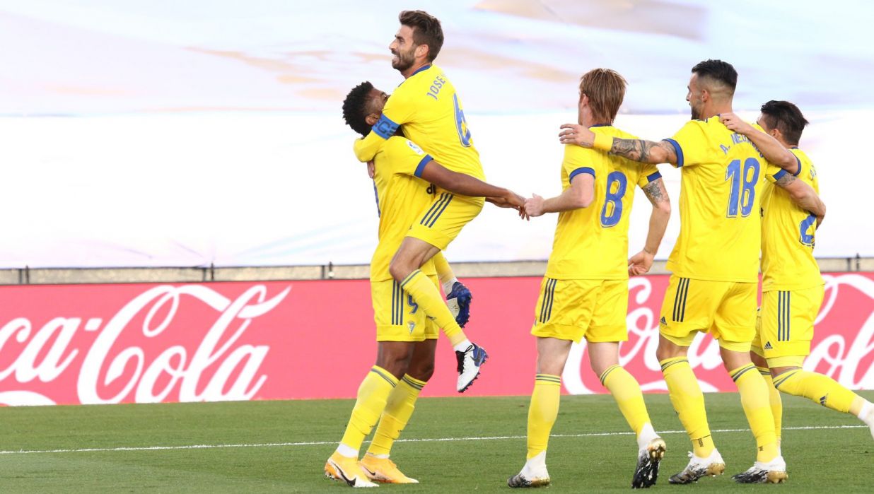 El Cádiz CF rompe su contrato con Adidas para firmar con...